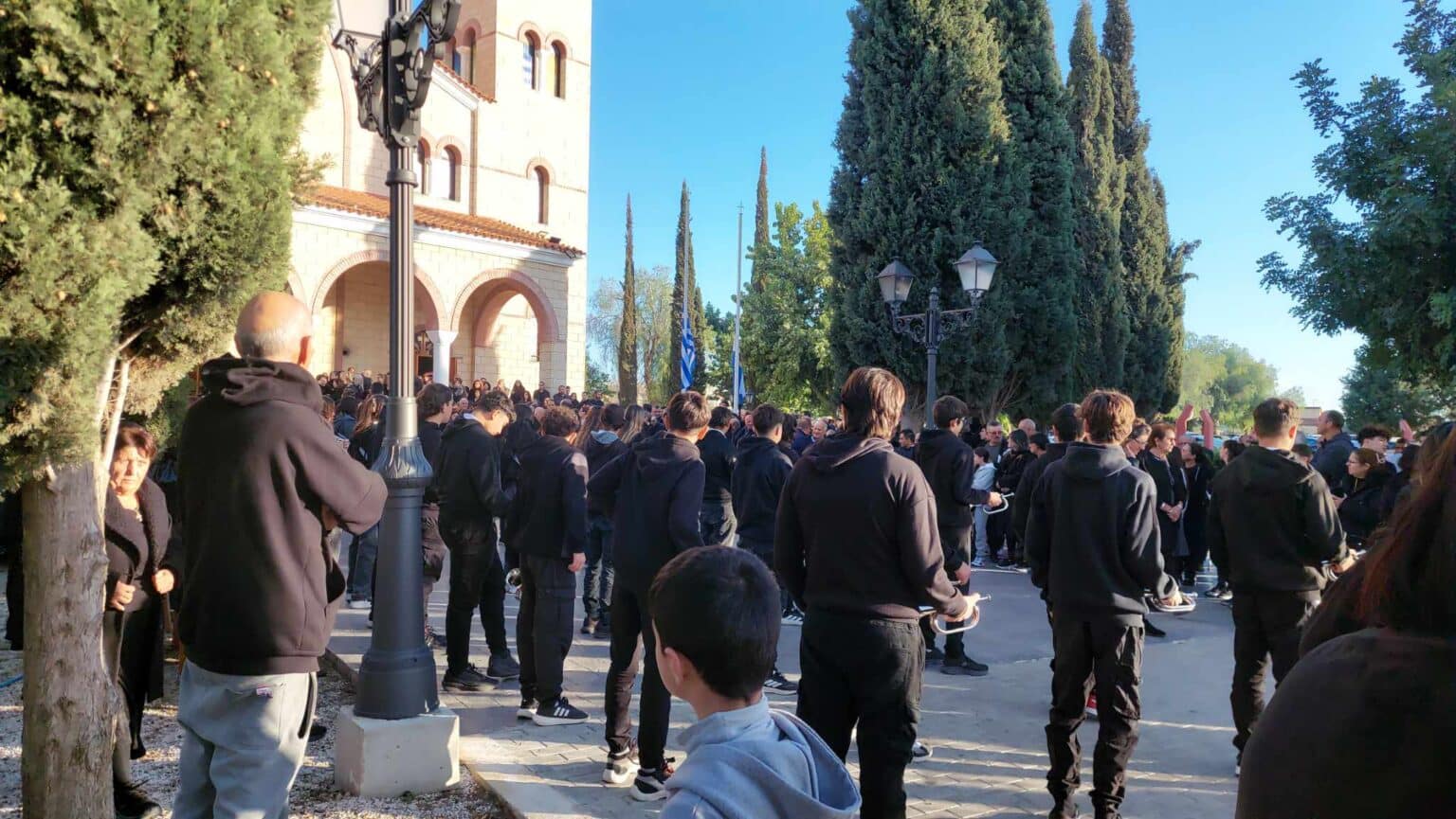 ΣΩΤΗΡΑ: Με δάκρυα στα μάτια αποχαιρέτησαν τον αρχιμανδρίτη Γεώργιο ...